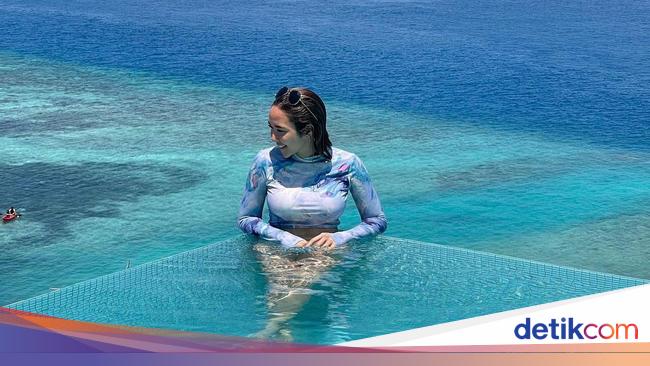 8 Potret Gisel Liburan di Maldives, Berjemur dan Berenang