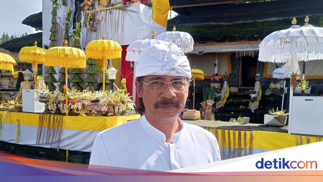 Bule Lepas Celana di Gunung Agung Ikut Upacara Pembersihan-Memohon Maaf Bule Lepas Celana di Gunung Agung Ikut Upacara Pembersihan-Memohon Maaf