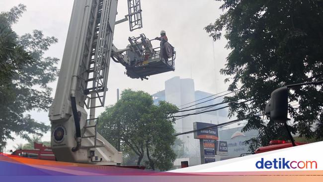 Berjibaku Padamkan Kebakaran Apotek Kimia Farma Diponegoro Surabaya