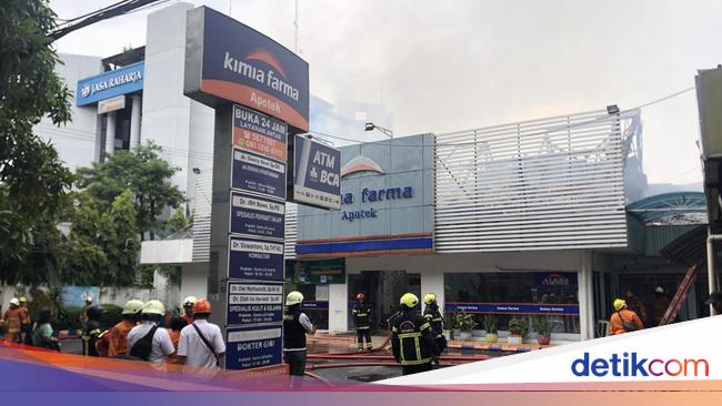 Berjibaku Padamkan Kebakaran Apotek Kimia Farma Diponegoro Surabaya
