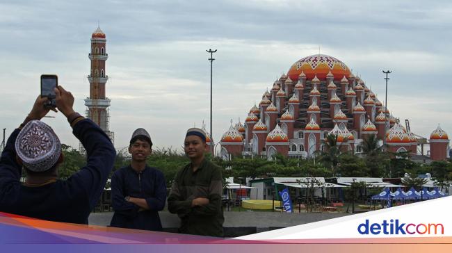 Keindahan Masjid 99 Kubah Di Makassar Cocok Buat Ngabuburit