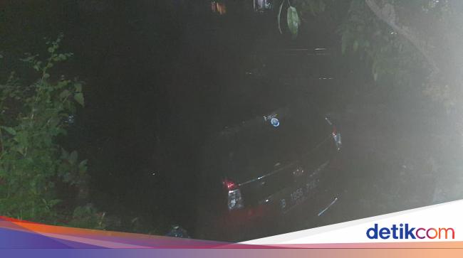 Rumah Terendam, Mobil-Motor Terseret Banjir di Labuan Bajo
