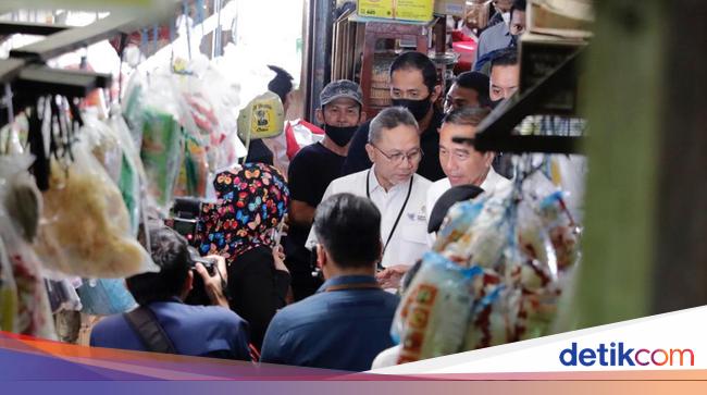 Potret Jokowi dan Zulhas Blusukan Cek Harga Pangan di Pasar
