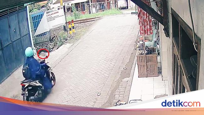 Rekaman CCTV Ungkap Detik-detik Biker Perempuan Tertabrak KA di Sidoarjo Rekaman CCTV Ungkap Detik-detik Biker Perempuan Tertabrak KA di Sidoarjo