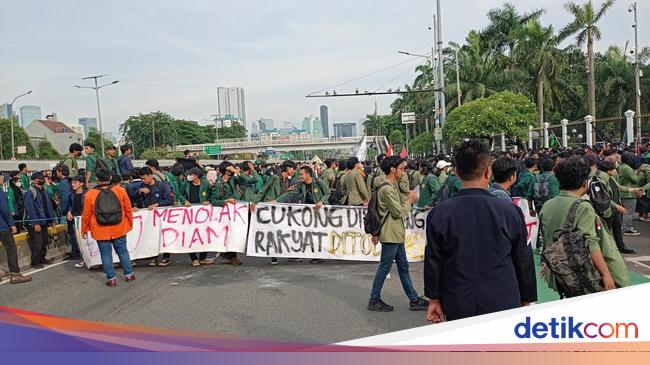 Mahasiswa Demo Tolak UU Ciptaker Tiba di DPR, Tutup Jalan Gatot Subroto