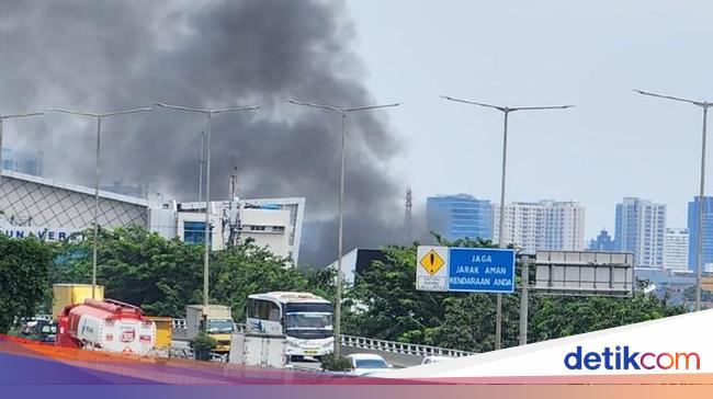 Sejumlah Rumah di Utan Kayu Jaktim Terbakar, Asap Hitam Membubung