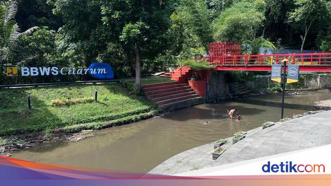 Ngabuburit Asyik di Teras Cikapundung Bandung