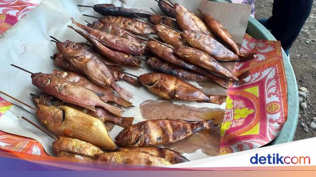 Aroma Khas Ikan Asap Gugah Selera saat Ramadhan di Paiton Probolinggo