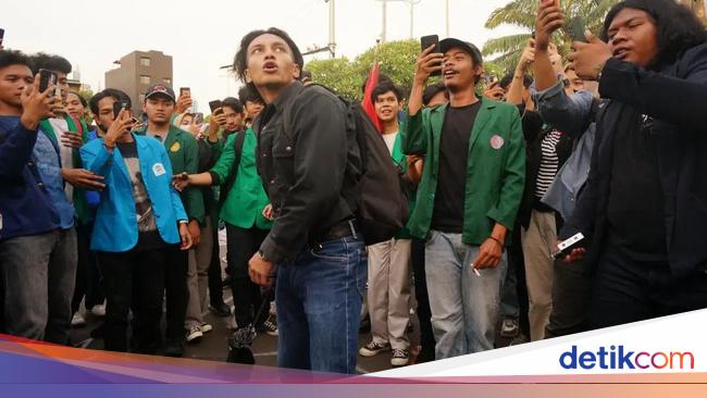 7 Potret Jefri Nichol Demo di Depan DPR dan Lempar Tikus Mati
