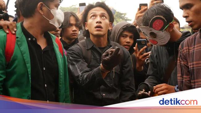 Jefri Nichol Ikut Demo, Bawa Payung Hitam-Lempar Tikus Mati ke Gedung DPR