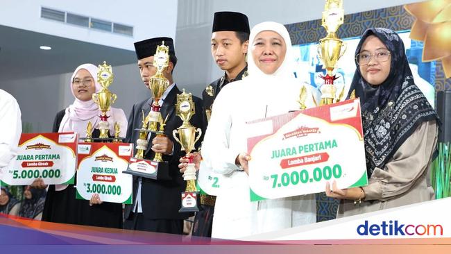 Khofifah Beri Kejutan 15 Wajib Pajak Diberi Hadiah Umroh saat Nuzulul ...