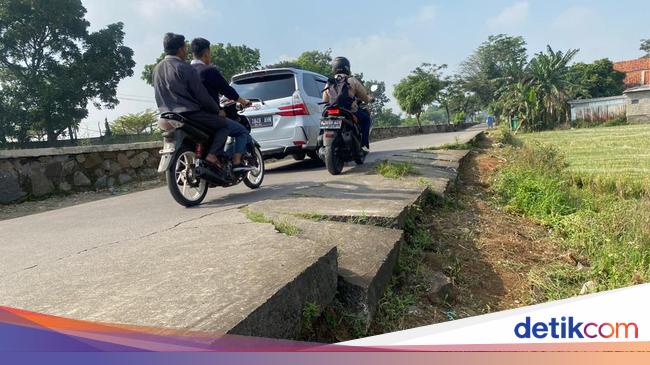 Jalan di Sepadan Sungai Cidurian Baru Rusak, Bahayakan Pengendara Jalan di Sepadan Sungai Cidurian Baru Rusak, Bahayakan Pengendara