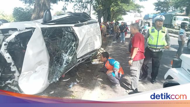 Toyota Rush Tabrak Motor dan Gerobak di Lamongan, 2 Orang Tewas