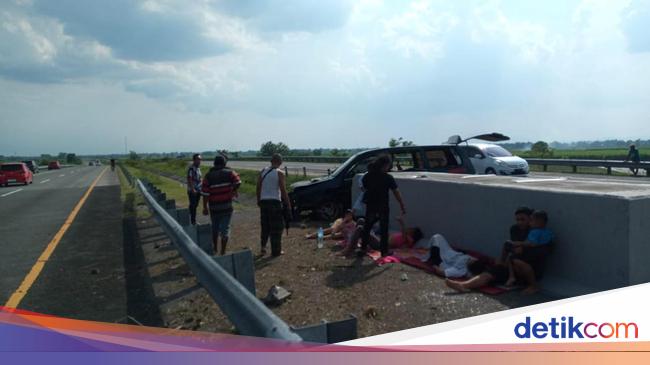 Toyota Kijang Tabrak Median Tol Jombang, 5 Penumpang Terluka