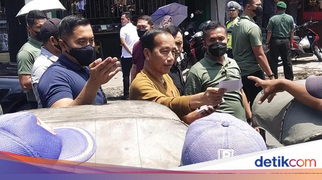 Ditemani Jan Ethes, Jokowi Bagi-bagi Uang dan Sembako di 3 Pasar di Solo Ditemani Jan Ethes, Jokowi Bagi-bagi Uang dan Sembako di 3 Pasar di Solo