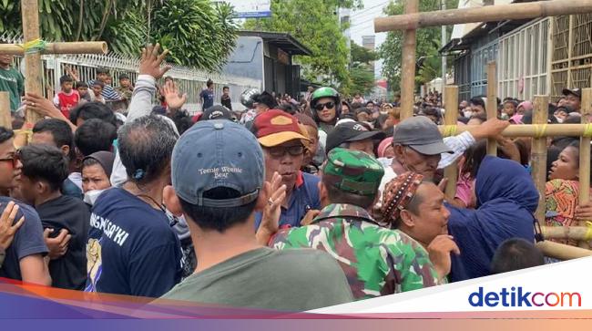 Pengusaha Makassar Bagi-bagi Duit Rp 50 Ribu, 2.000 Orang Mengantre