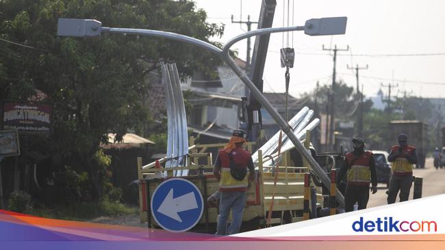 Jelang Mudik, Jalur Pantura Losarang Dipasangkan Lampu PJU