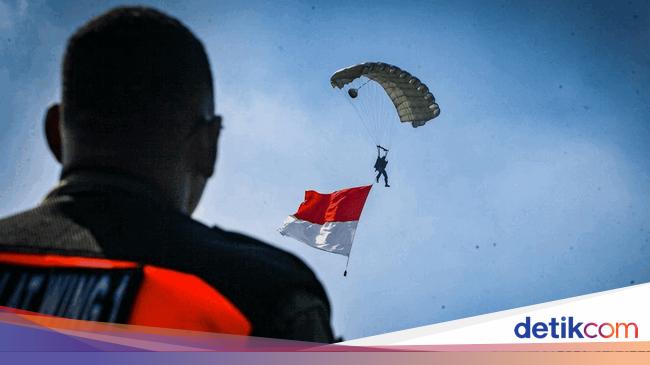Manuver Jet Tempur hingga Terjun Payung Meriahkan HUT Ke-77 TNI AU
