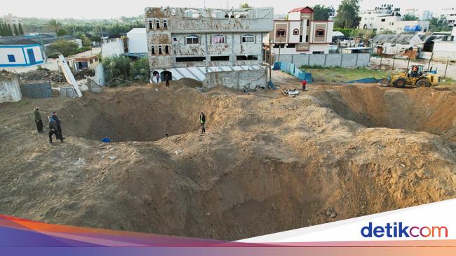 Lubang-lubang Besar Menganga di Gaza Imbas Roket Israel