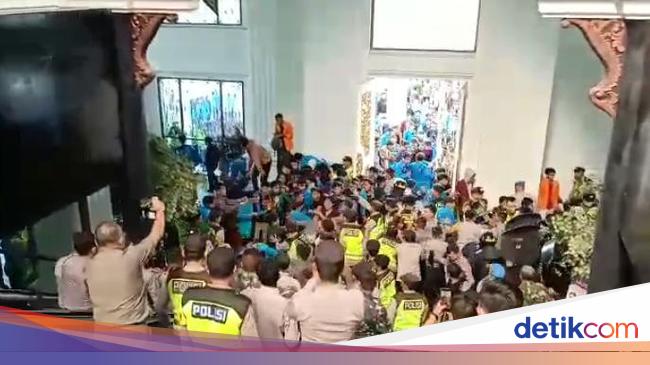 Aksi Mahasiswa Tolak UU Cipta Kerja di DPRD Jambi Ricuh