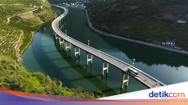 China Punya Jalan Raya di Atas Sungai, Nih Potretnya