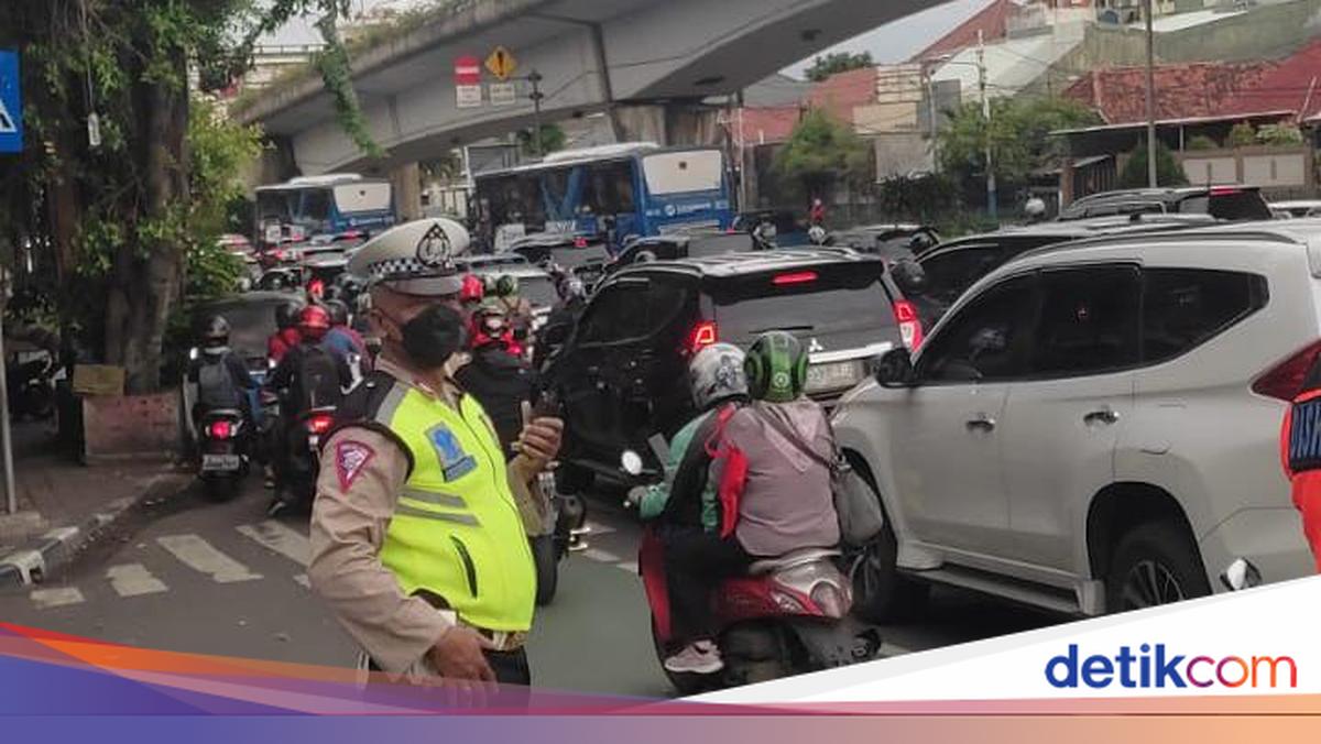 Lalin di Jl Letjen Suprapto Arah Pasar Senen Padat Pagi Ini