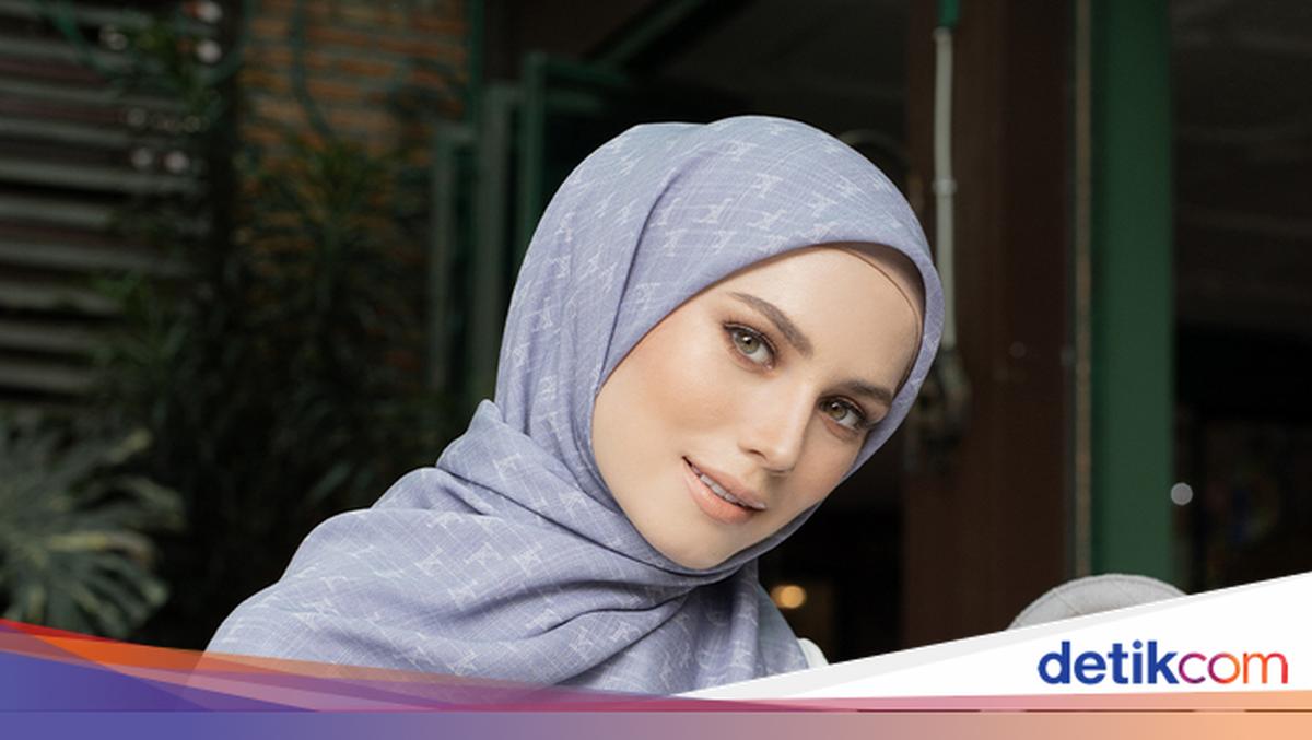 6 Tutorial Hijab Segi Empat Motif Bikin Pipi Tirus Cocok untuk Bukber ...