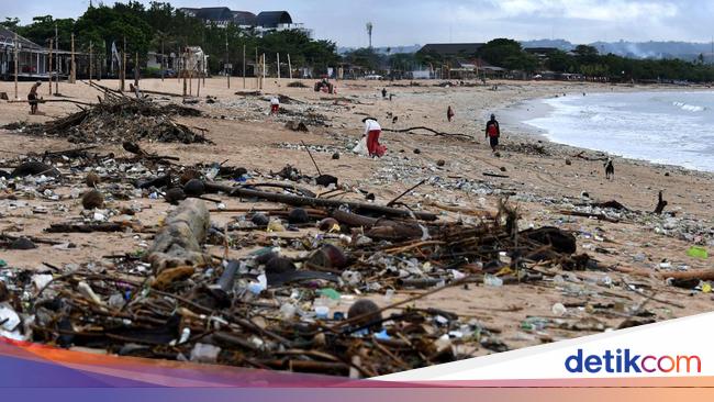 Duh, Pantai Kedonganan Bali Penuh Sampah Plastik dan Kayu