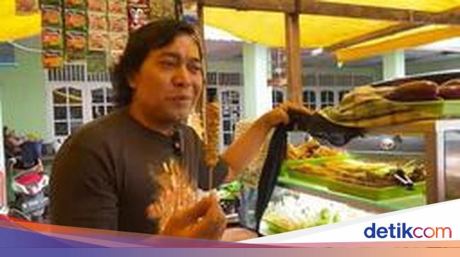 Kocak! Kekonyolan Komeng Saat Jualan Pecel Ayam Kaki Lima