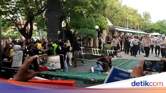 Ada Demo UU Ciptaker, Arus Lalin Jalan Pahlawan Semarang Macet Ada Demo UU Ciptaker, Arus Lalin Jalan Pahlawan Semarang Macet