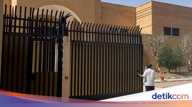 Setelah 7 Tahun, Gerbang Kedubes Iran di Saudi Akhirnya Dibuka Lagi! Setelah 7 Tahun, Gerbang Kedubes Iran di Saudi Akhirnya Dibuka Lagi!