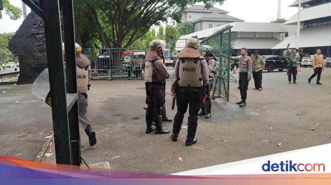 Gerbang Kantor Ganjar Jebol Didorong Massa, Brimob Disiagakan