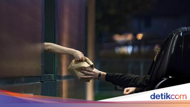 Duh! Pekerja Drive Thru Ini Berhubungan Intim Saat Layani Pelanggan