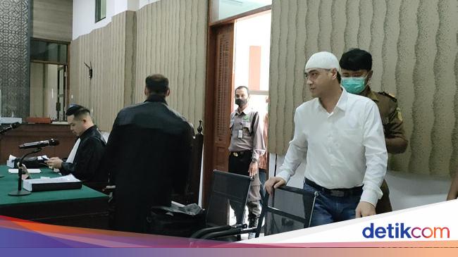 Ferry Irawan Siap Hadapi Sidang Tuntutan KDRT Ferry Irawan Siap Hadapi Sidang Tuntutan KDRT