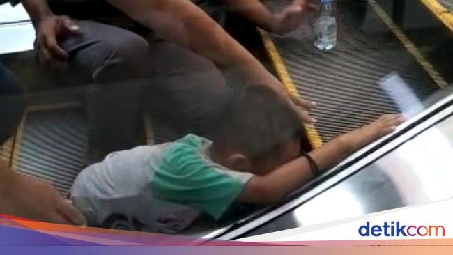 Heboh Jari Bocah Terjepit Eskalator Mal WTC Jambi