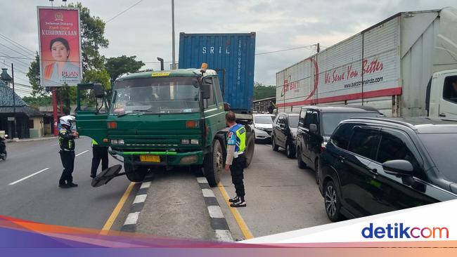 Truk Kontainer Tabrak Median Jalan Jogja-Solo, Lalin Tersendat