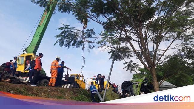 Alat Berat Diterjunkan, Korban Tergencet Laka Tol Boyolali Berhasil ... Alat Berat Diterjunkan, Korban Tergencet Laka Tol Boyolali Berhasil ...
