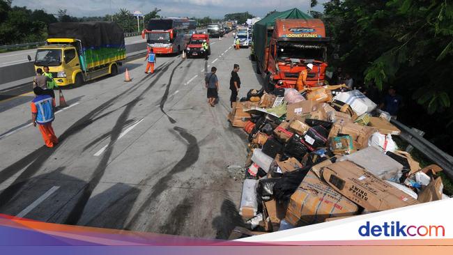 Detik-detik Kecelakaan Beruntun di Tol Boyolali yang Tewaskan 8 Orang Detik-detik Kecelakaan Beruntun di Tol Boyolali yang Tewaskan 8 Orang
