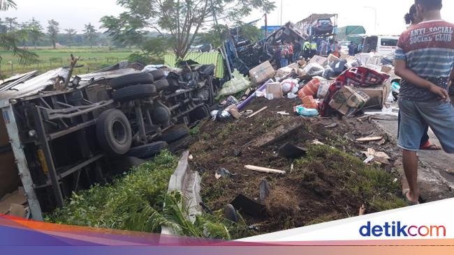 Rem Truk Blong Tabrak Kendaraan-kendaraan Parkir di Tol Boyolali