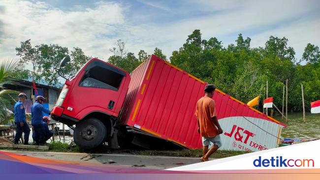 Truk Ekspedisi Nyemplung ke Laut di Palopo Usai Tergelincir saat Tikungan