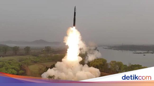 Korut Tembakkan Rudal Balistik Usai Kedatangan Kapal Selam Nuklir AS