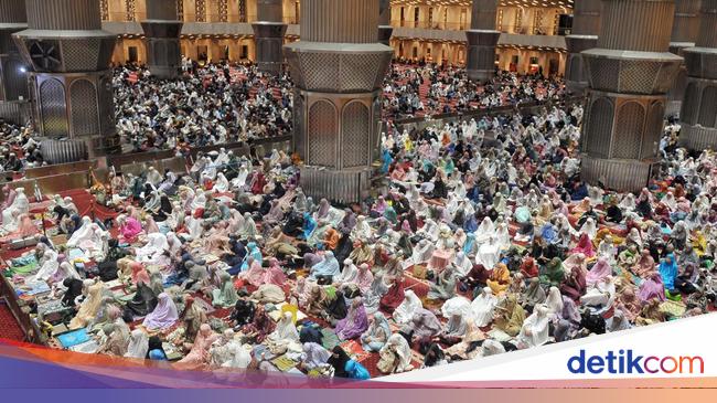 Berharap Lailatulqadar, Begini Suasana Iktikaf di Masjid Istiqlal