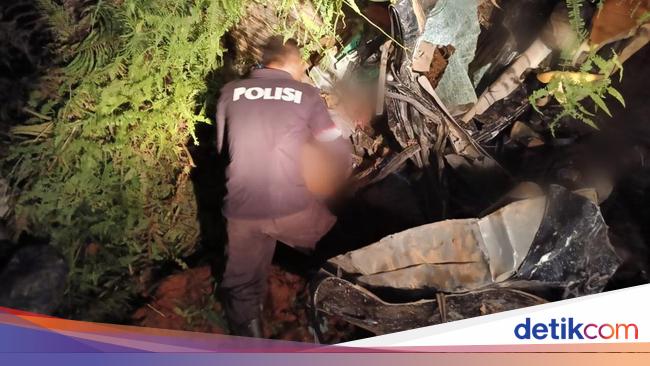 Adu Banteng Truk Logging Vs Pikap di Poros Seruyan-Melawi, 5 Orang Tewas