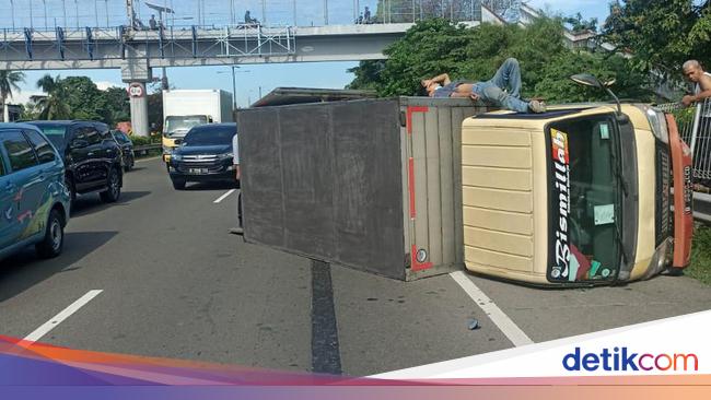 Kecelakaan Truk Terguling di Tol Bandara Soetta, Sopir Terjepit