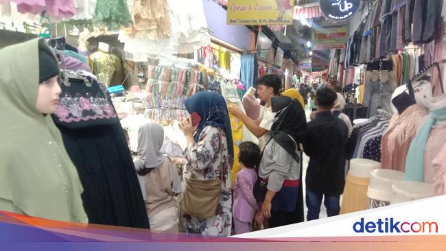 Jelang Lebaran, Busana Muslim di Pasar Kliwon Kudus Diserbu Pembeli