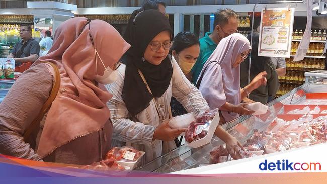 Daging Sapi Laris Manis di Transmart Full Day Sale, 300 Kg Ludes!