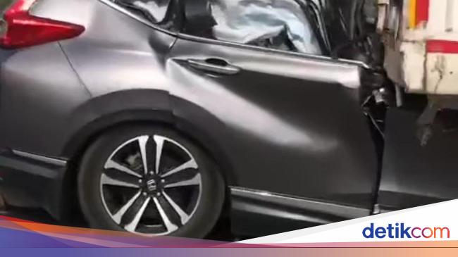 Mobil Seruduk Truk Boks di Tol Semarang-Solo Boyolali, 3 Tewas