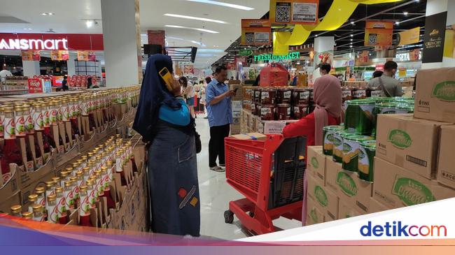 Full Day Sale Jadi Momen Emak-emak Borong Biskuit di Transmart Malang