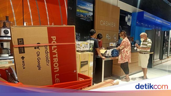 Warga Bali Borong Produk Elektronik di Transmart Full Day Sale
