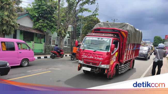 Horor! Pemotor Tewas Terlindas Truk Tronton di Cianjur